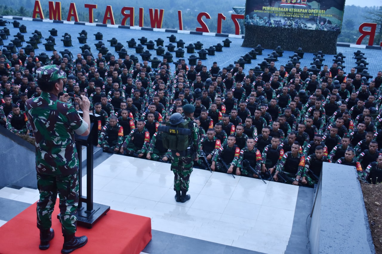 Asops Panglima TNI Lakukan Pemeriksaan Pasukan Satgas Yonif R 712/WT | NASIONAL XPOS