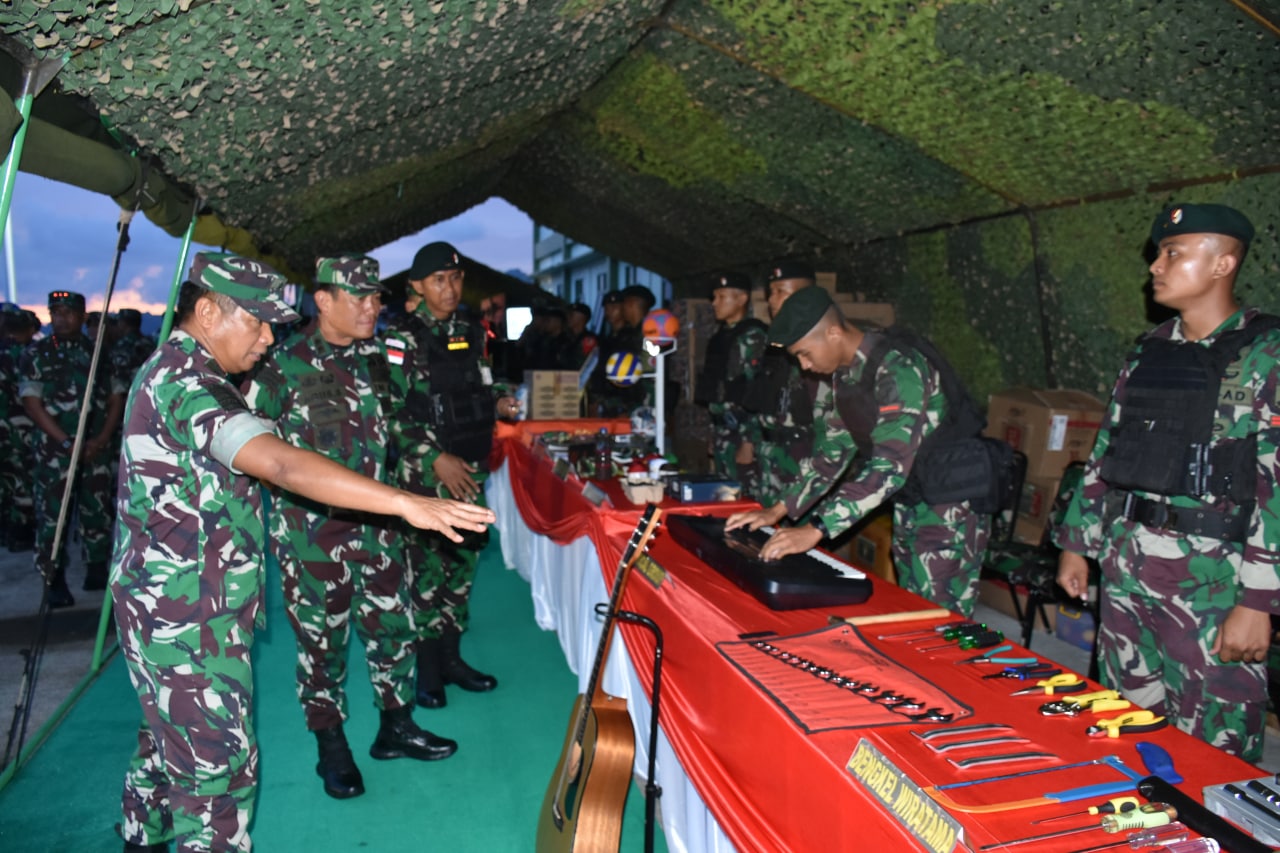 Asops Panglima TNI Lakukan Pemeriksaan Pasukan Satgas Yonif R 712/WT | NASIONAL XPOS